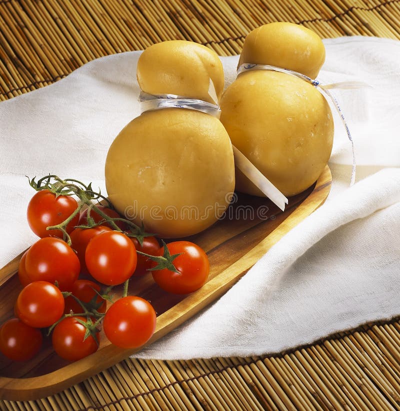 Provola italien de fromage image stock. Image du tomates - 13340255