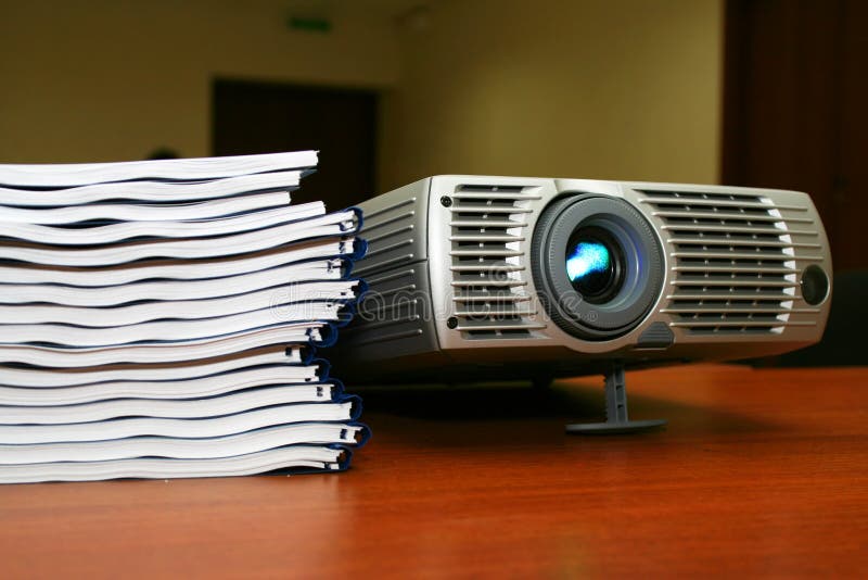 Proyector Con La Pila De Libros Foto de archivo - Imagen de copia ...