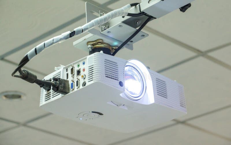 Proyector Instalado En El Techo Imagen de archivo - Imagen de aula ...
