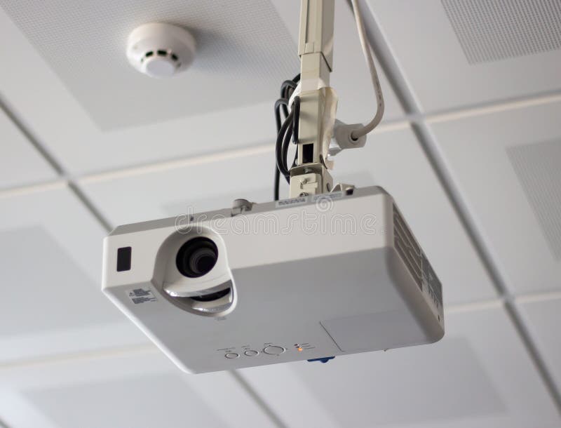 Proyector Multimedia De Techo Blanco Colgado En El Techo Foto de ...