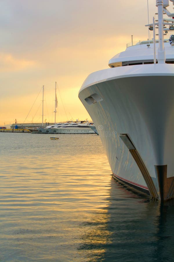 Prua dell'yacht immagine stock. Immagine di albero, prestigio - 35991177