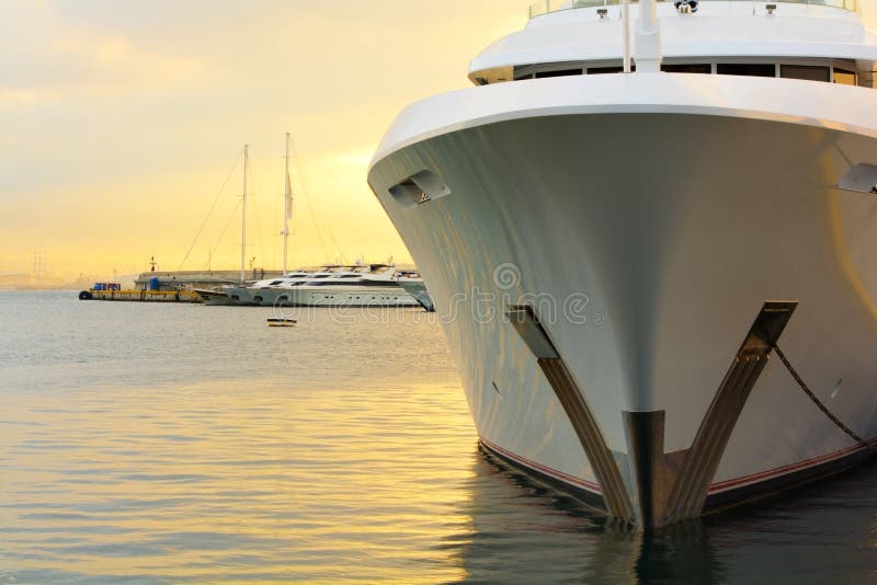 Prua dell'yacht fotografia stock. Immagine di barca, oceano - 36151154