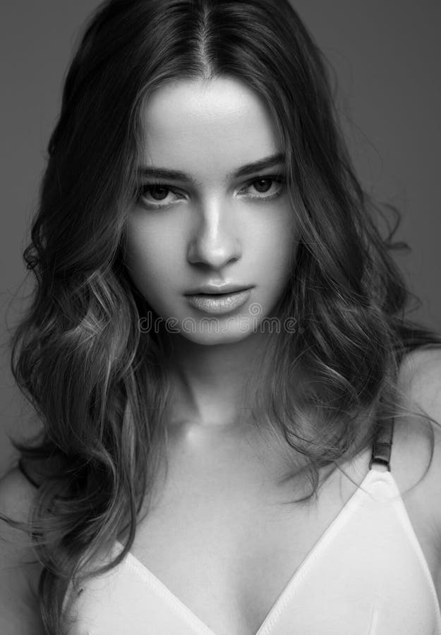 Prueba Modelo Con El Modelo De Moda Hermoso Joven Imagen de archivo ...