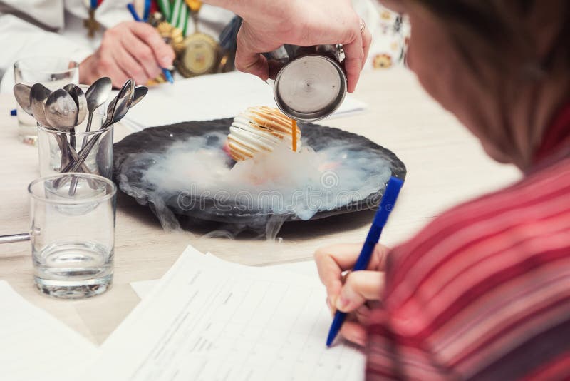 Prueba Y Evaluación De La Comida Foto de archivo - Imagen de técnico ...