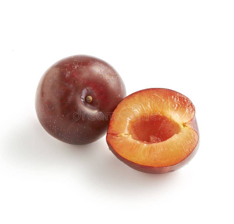 Prugna Rossa Matura Succosa Intera E Divisa in Due Immagine Stock ...