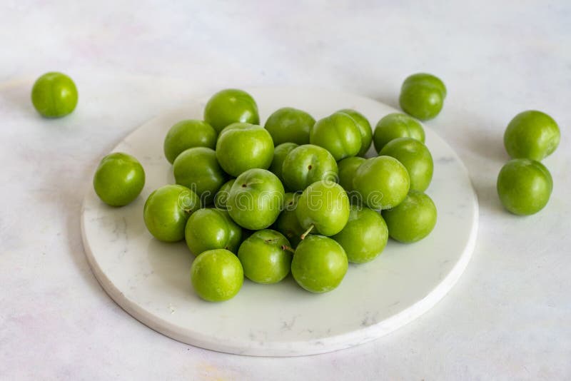 Prune Verte Sur Fond Blanc. Photo stock - Image du délicatesse, jardin ...
