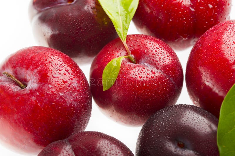 Prunes Rouges D'isolement Sur Le Blanc Photo stock - Image du frais ...