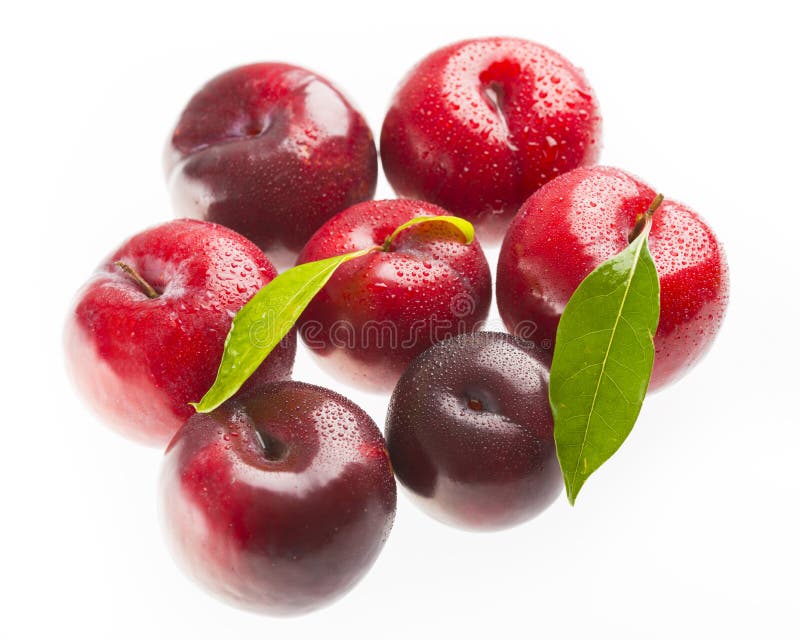Prunes Rouges D'isolement Sur Le Blanc Photo stock - Image du frais ...