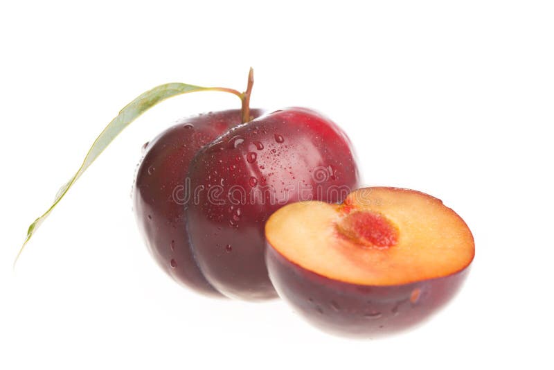 Prunes Rouges D'isolement Sur Le Blanc Photo stock - Image du frais ...