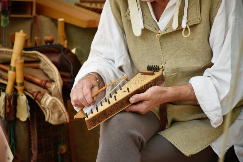 Psaltery being played stock image. Image of chord, violin - 57854953