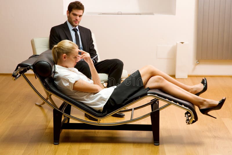 Psychiater, Der Einen Weiblichen Patienten überprüft Stockfoto - Bild ...
