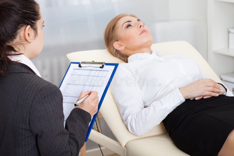 Psychiater with Clipboard Sitting Dichtbij Meisje Stock Afbeelding ...