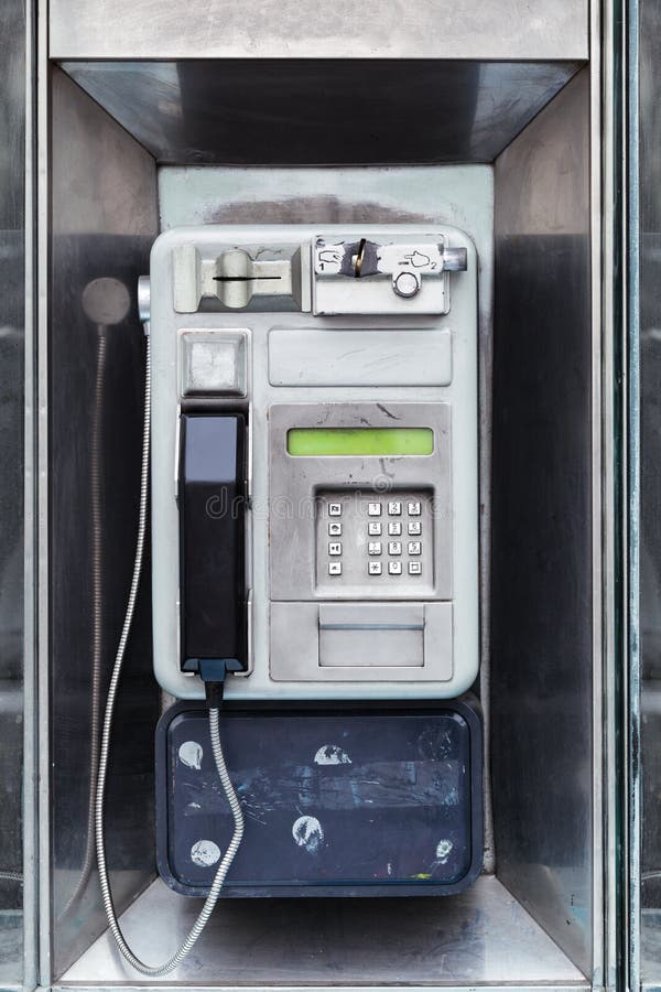 Oude Publieke Telefooncel Op Een Stadsstraat In De Loop Van De Dag ...