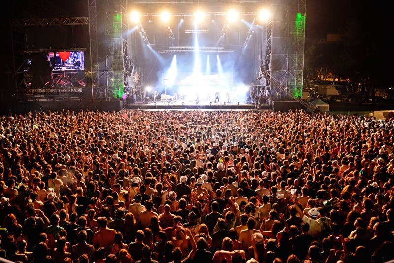Das Publikum in Einem Konzert Downloadam Schwermetallmusikfestival ...