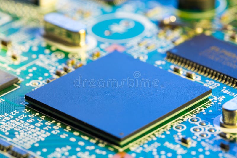Puces Sur Un Circuit Imprimé De L'électronique Photo stock - Image du ...
