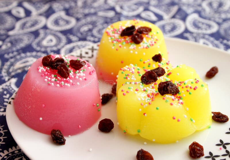 Pudim Cor-de-rosa E Amarelo Foto de Stock - Imagem de coma, lanche ...