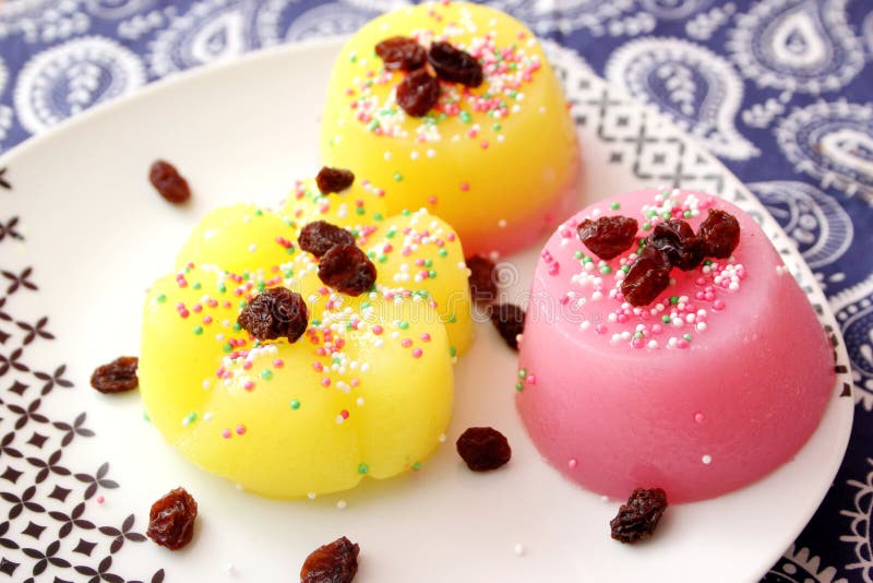 Pudim Cor-de-rosa E Amarelo Foto de Stock - Imagem de lanche, alimento ...