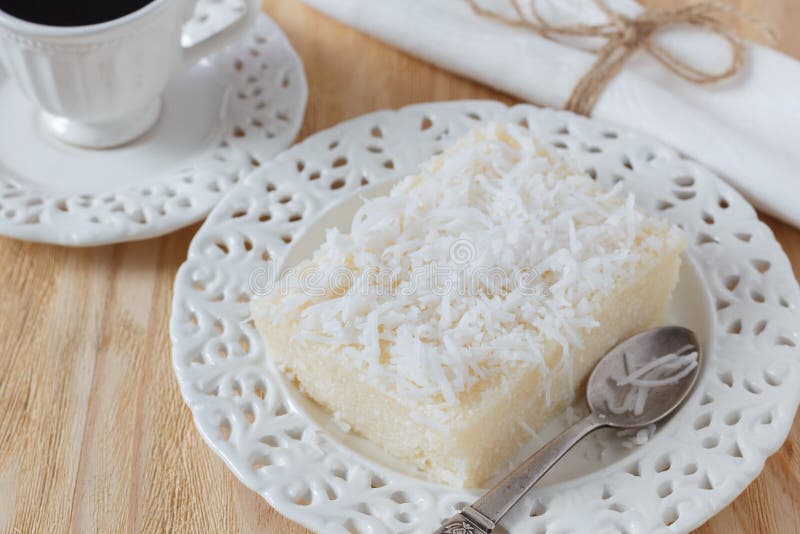 Pudim Doce Brasileiro Do Cuscuz (doce Do Cuscuz) Com Coco Foto de Stock ...
