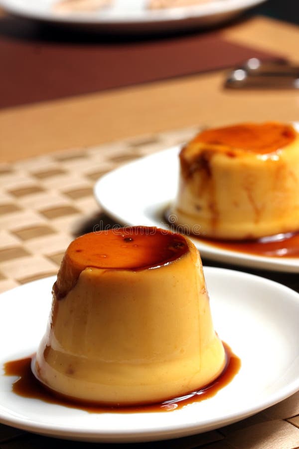 Pudines 2 del caramelo imagen de archivo. Imagen de culinario - 25793889