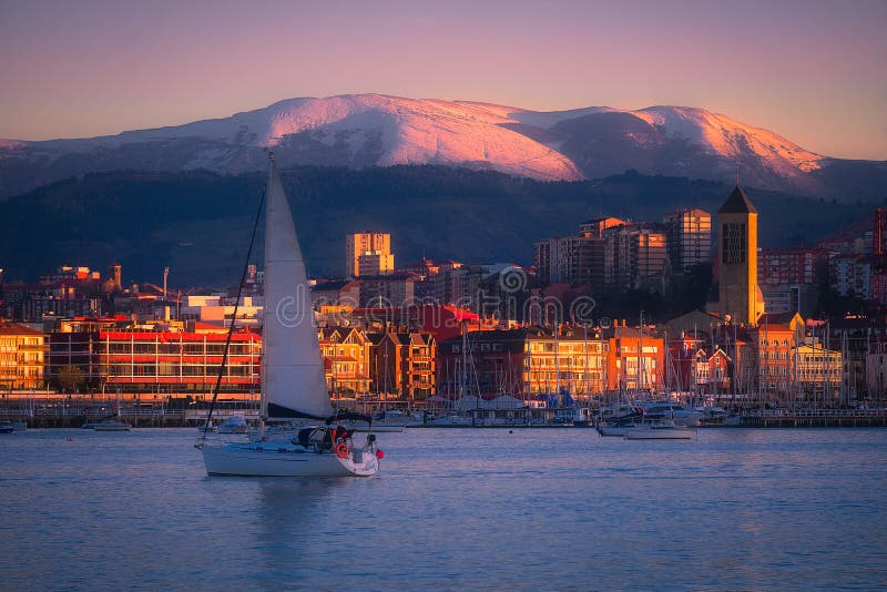 Embarcadero De Guecho Con Los Palos Del Yate Foto de archivo - Imagen ...
