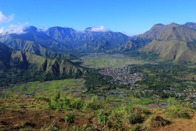 Soporte Rinjani Y Pueblo Del Sembalun Foto de archivo - Imagen de ...