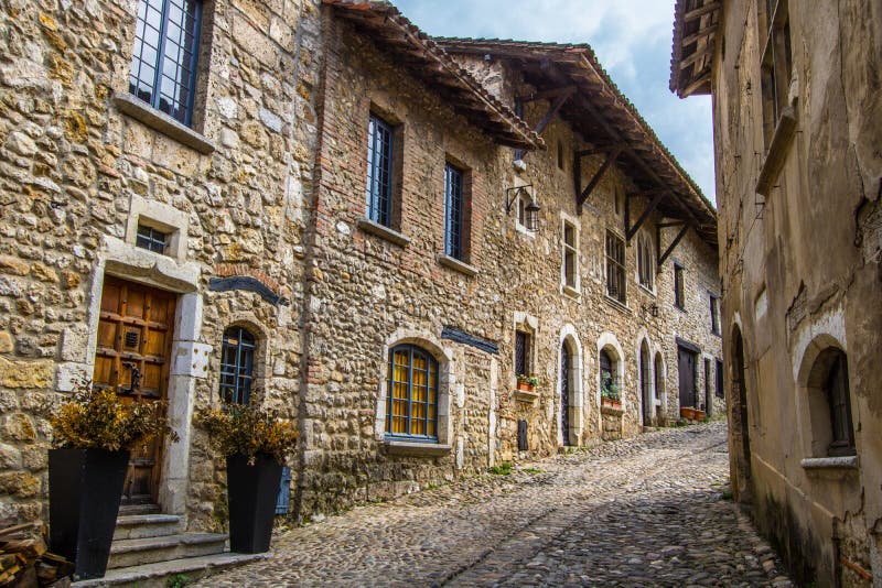 Perouges, Una Ciudad Vieja Medieval Cerca De Lyon, Francia Imagen de ...