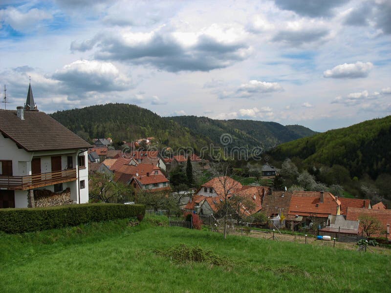 Pueblo Típico En Los Vosgos Foto de archivo - Imagen de ambiente ...