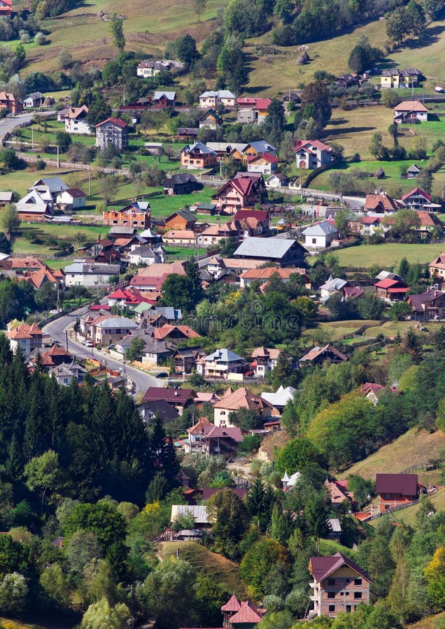 Pueblo Tradicional De Rumania Imagen de archivo - Imagen de hojea ...