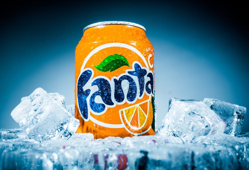 Caja de Fanta imagen editorial. Imagen de industria, calle - 54985795
