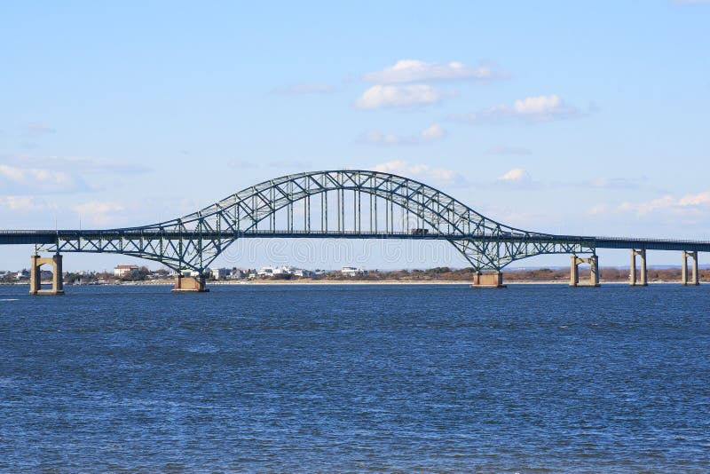 Puente voladizo foto de archivo. Imagen de manera, fluvial - 25164316