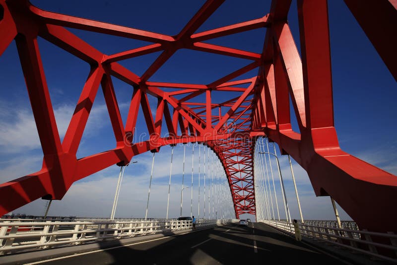 Puente De Acero Abovedado Rojo Imagen de archivo - Imagen de ...