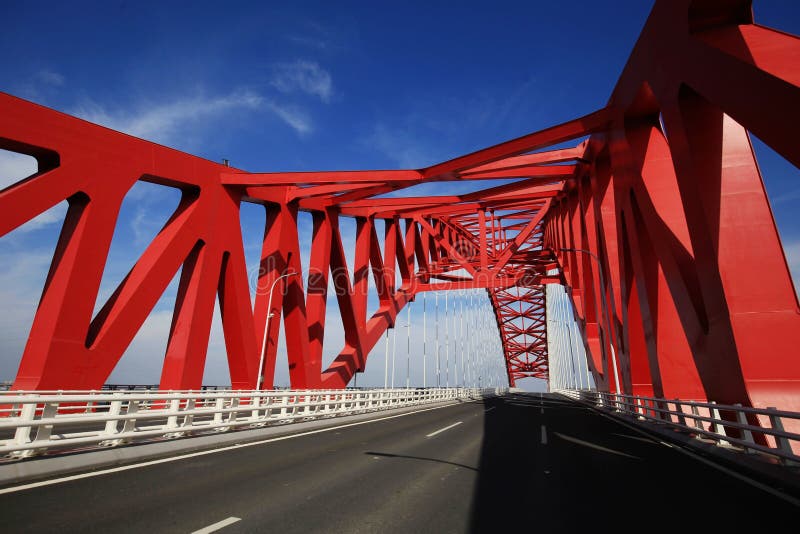 Puente De Acero Abovedado Rojo Imagen de archivo - Imagen de ...