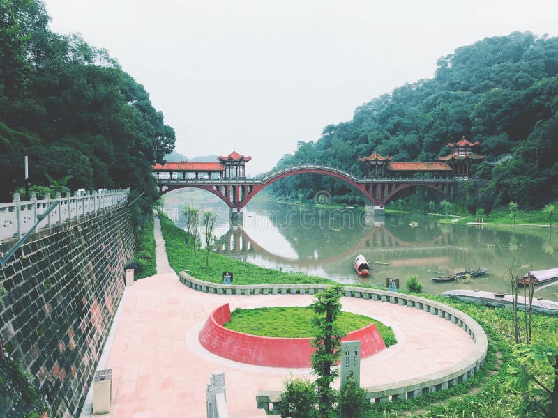 Puente de Leshan Haoshang foto de archivo. Imagen de paisaje - 126758514