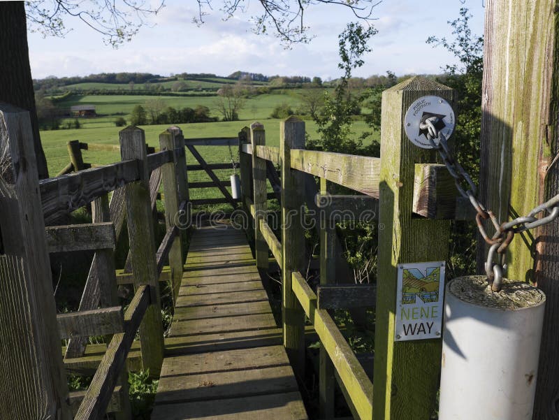 Puente De Madera En Nene Way Footpath Gate Abierta Imagen de archivo ...