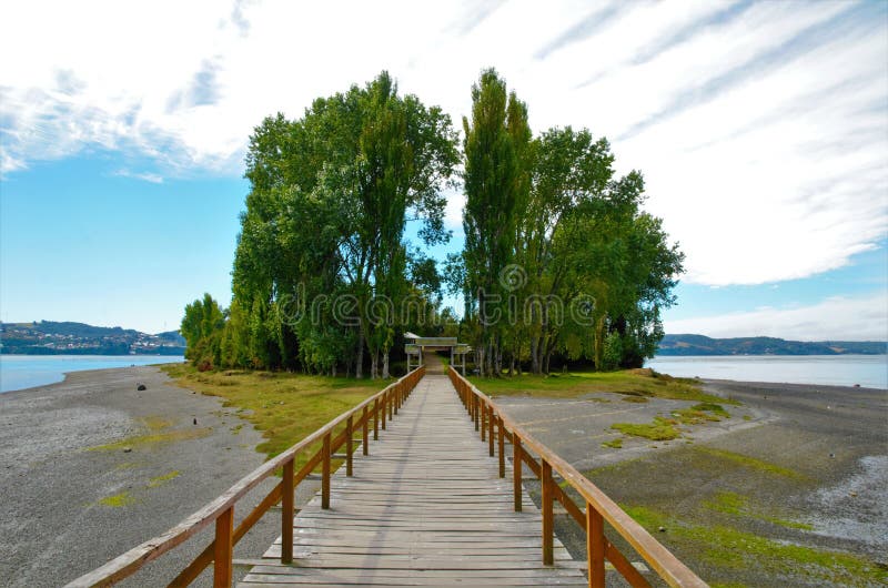 Puente De Madera Largo a La Isla Aucar Foto de archivo - Imagen de ...