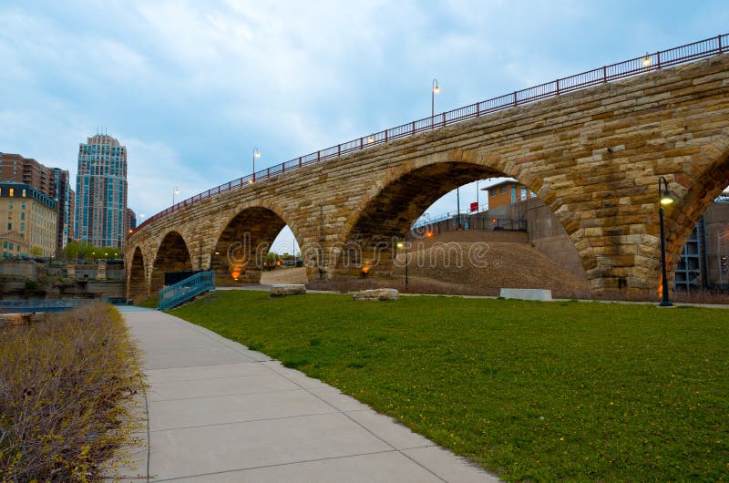 Puente de piedra del arco imagen de archivo. Imagen de escénico - 25523839