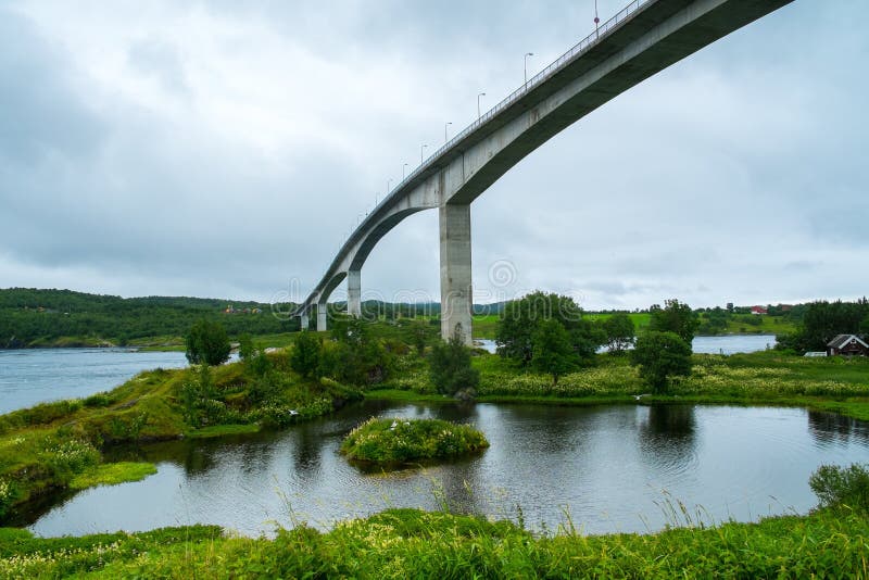 El Puente Saltstraumen Es Un Puente De Viga De Caja De Cantilever Que ...