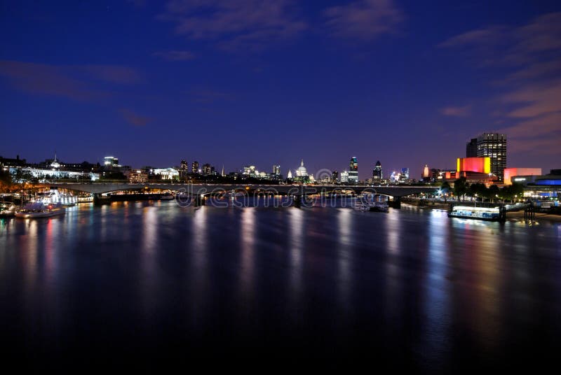 Puente De Waterloo Y Ciudad De Londres Foto de archivo - Imagen de azul ...