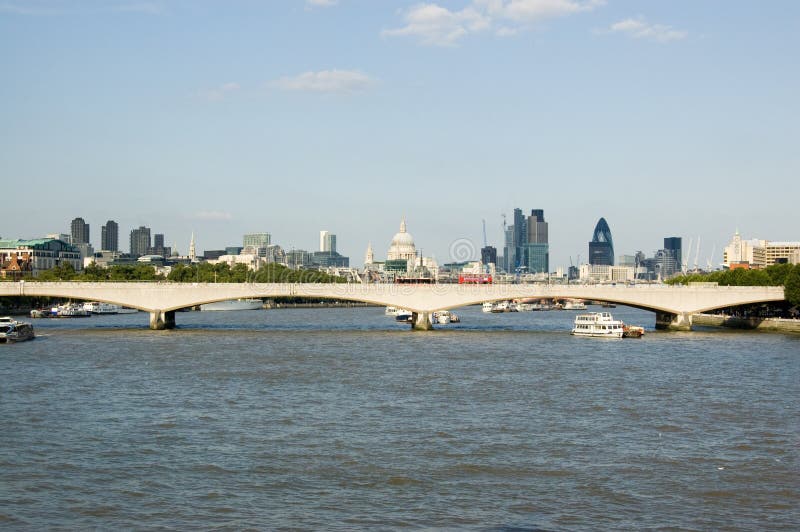 Puente De Waterloo, Londres Foto de archivo - Imagen de acuario ...