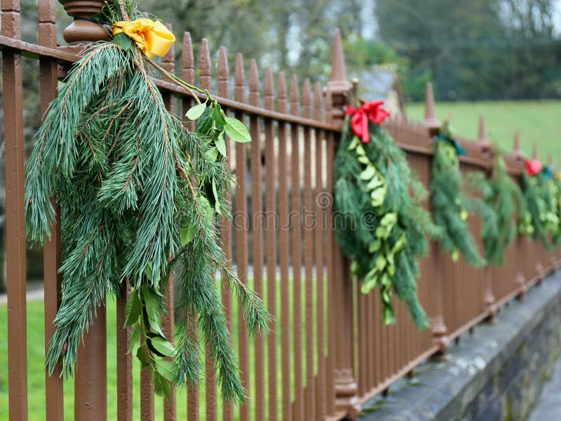 Puente Decorado Con Ramas De Pino Foto de archivo - Imagen de verano ...