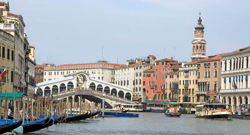 Puente De Rialto Y Omnibus Del Agua Foto editorial - Imagen de venecia ...