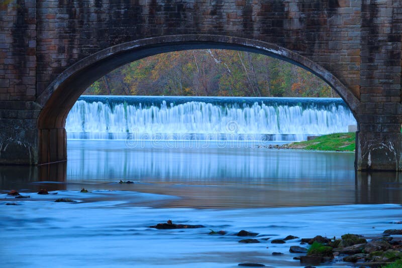 Puente En Bennett Springs State Park Foto de archivo - Imagen de afuera ...