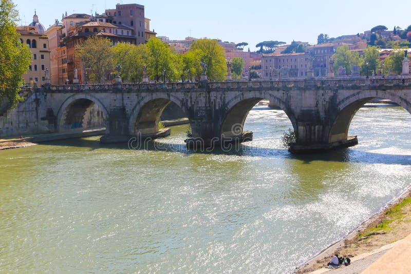 Puente en Roma, Italia imagen de archivo editorial. Imagen de abril ...