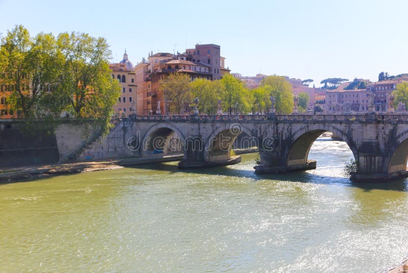 Puente en Roma, Italia foto de archivo. Imagen de color - 55576520