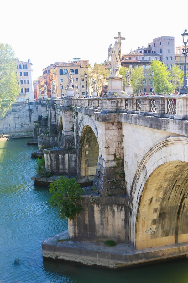 Puente en Roma, Italia imagen de archivo editorial. Imagen de ciudad ...