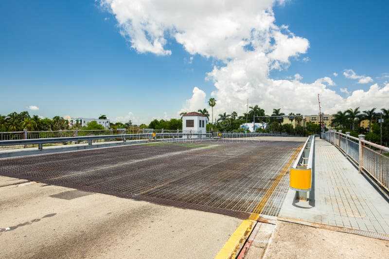 Puente Levadizo Del Río De Miami Imagen de archivo - Imagen de ...
