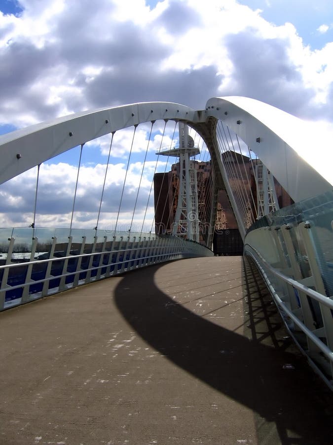 Puente Moderno En Manchester Quay Imagen editorial - Imagen de muelle ...