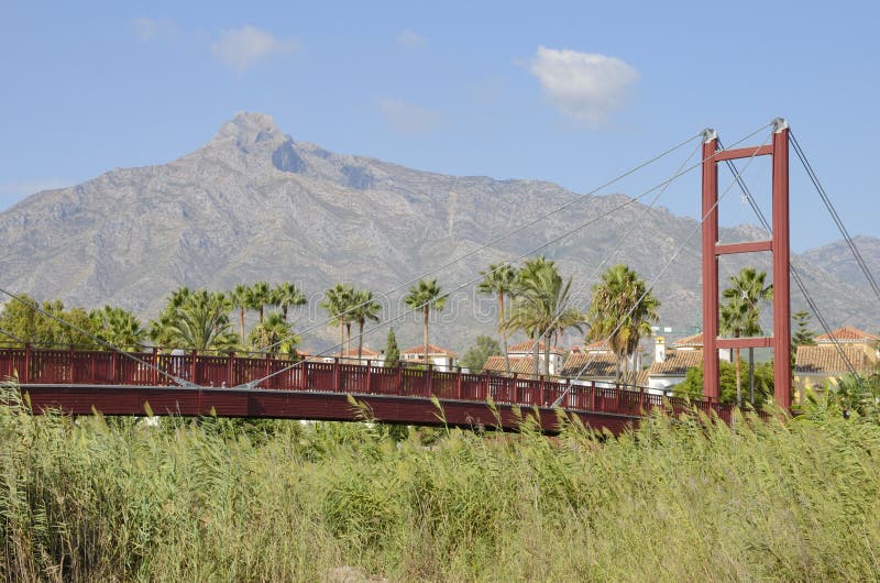 Puente rojo foto de archivo. Imagen de turismo, cubo - 33701312
