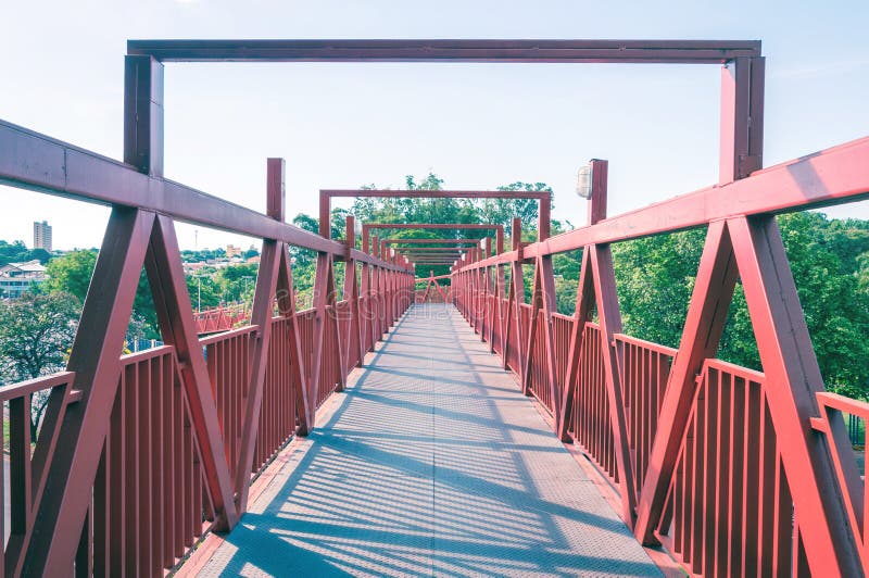 Puente Rojo Con La Estructura Del Metal Foto de archivo - Imagen de ...