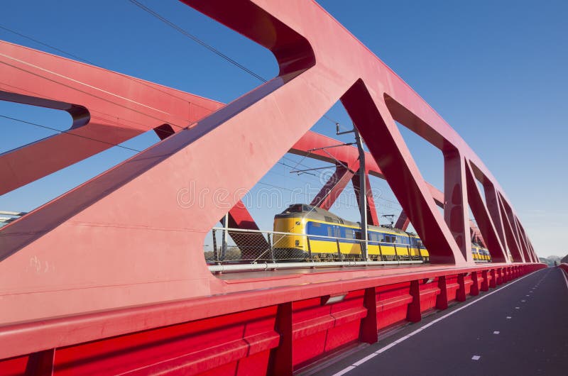 Puente Rojo Del Ferrocarril Imagen editorial - Imagen de carril ...